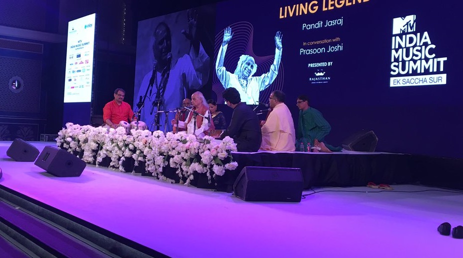 Melange of musicians perform 'jugalbandi' - The Statesman