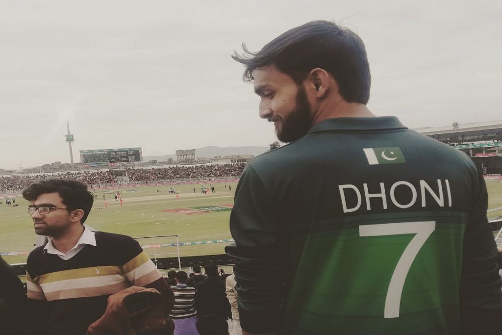 SEE | Pakistani fan pays tribute to MS Dhoni during Pakistan Super ...