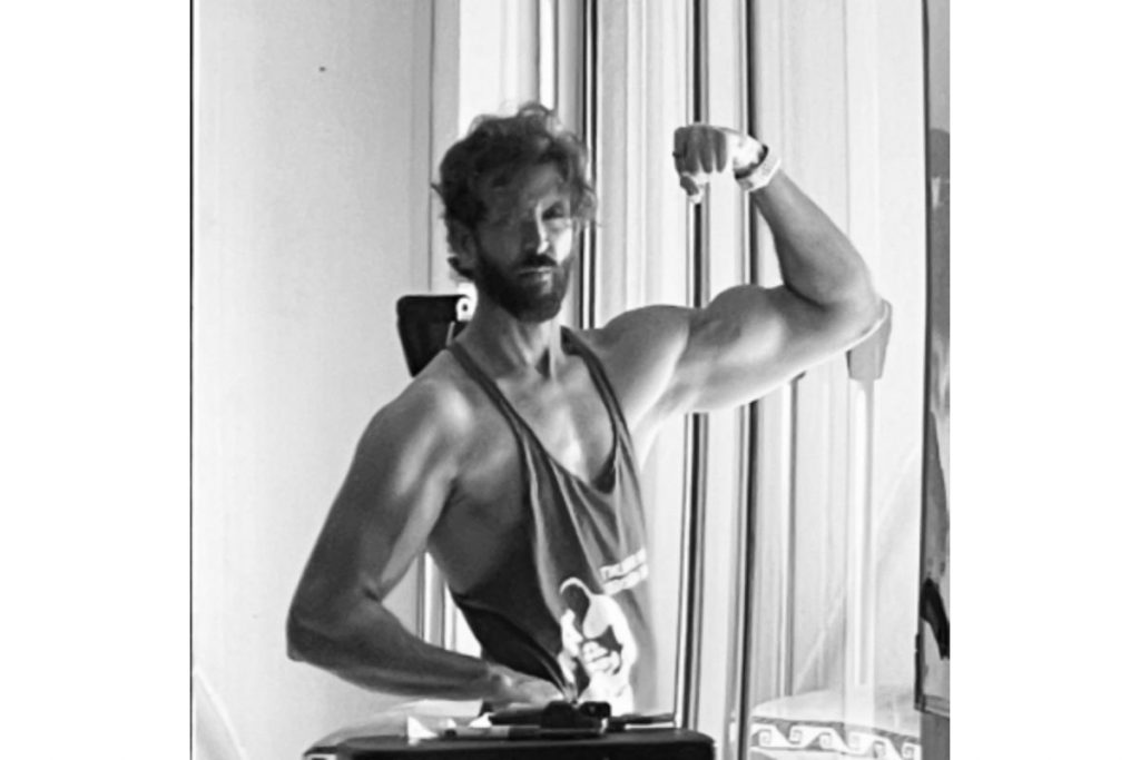 Hrithik Roshan flaunts his beefed-up biceps, pic goes viral - The Statesman