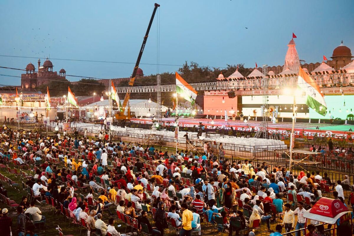 Aslam, the jhoolewala at Ram Mandir-themed Ramlila, spreads joys