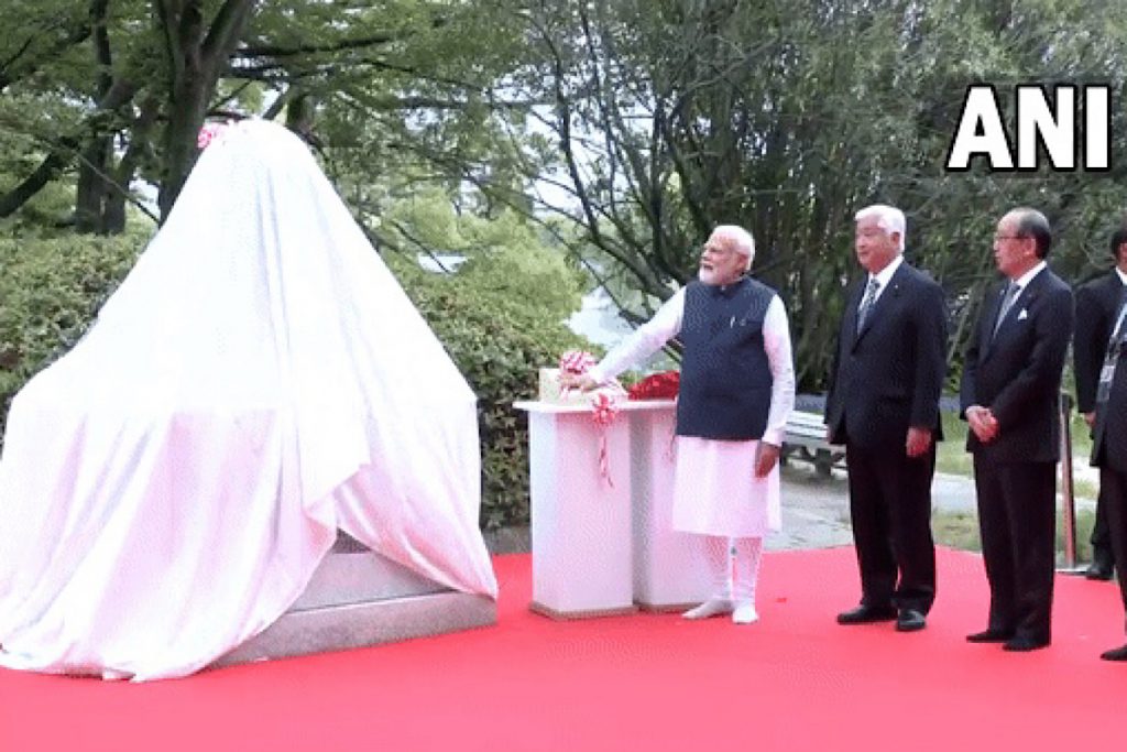 PM Modi unveils bust of Mahatma Gandhi in Japan's Hiroshima, says it ...