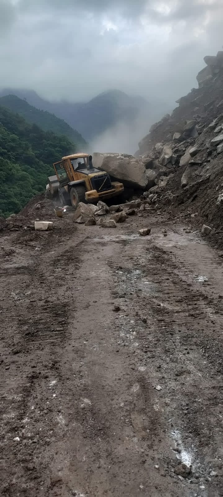 Don't plan a trip to Kullu-Manali, huge road blockage again stops ...